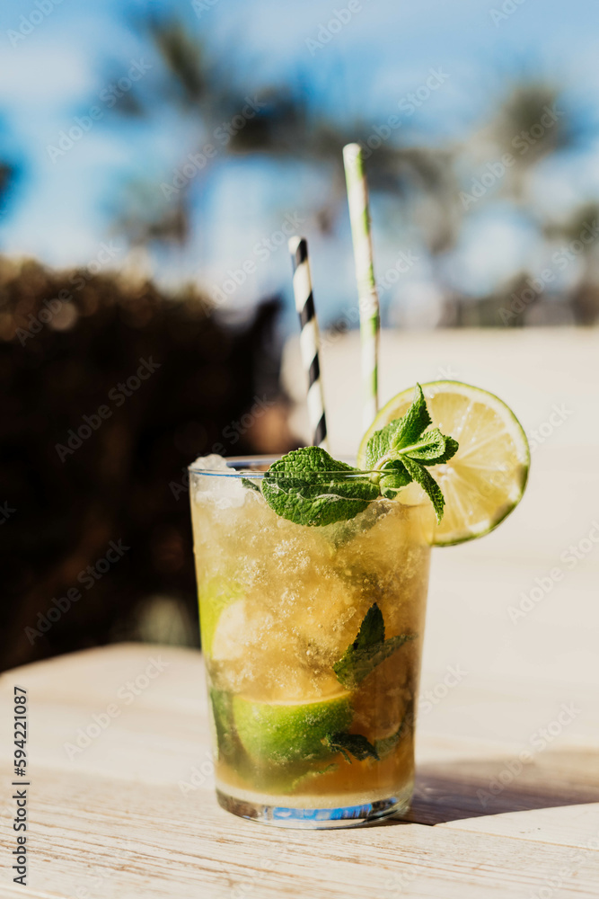 Mojito, cóctel tradicional cubano elaborado con ron blanco, azúcar ...