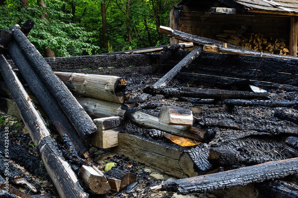 Foto de Destroyed by fire wooden house completely burned to the ground ...