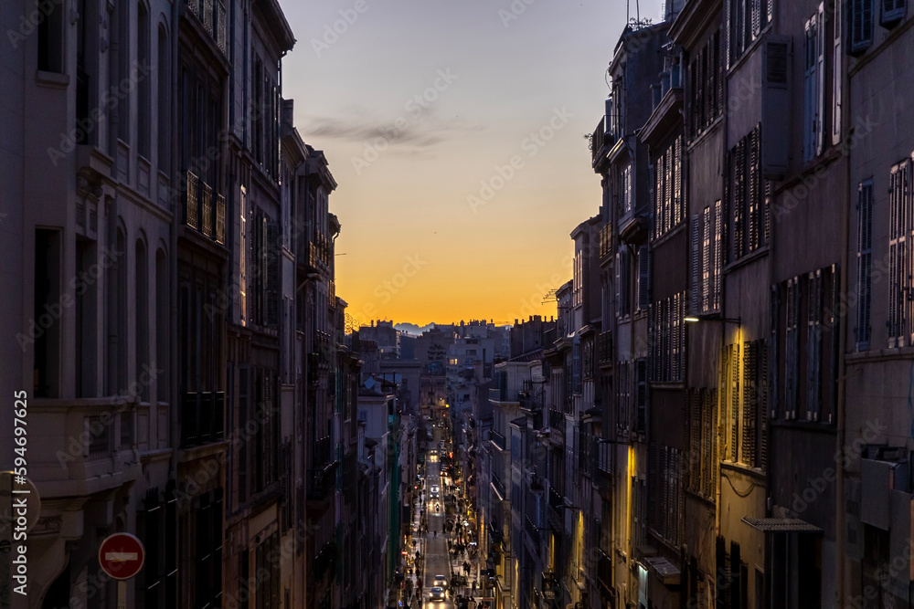 rue de la ville de Marseille au soleil couchant et ses immeubles du ...