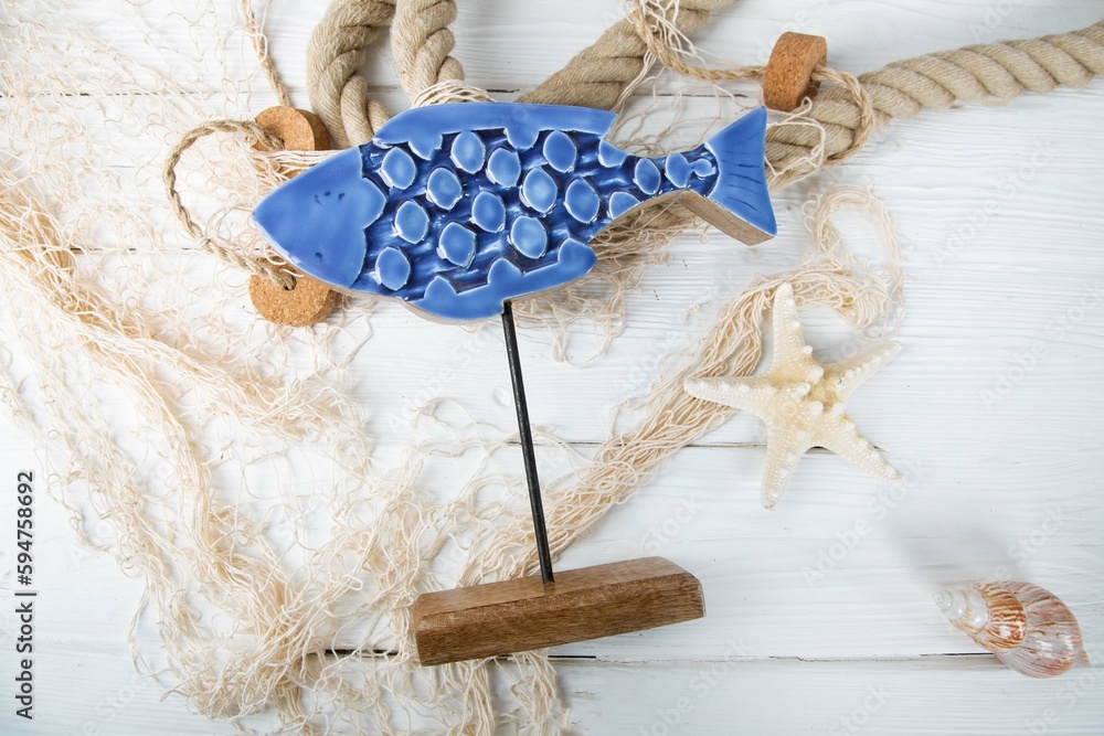 Blauer Fisch aus Holz und Keramik: christliches Symbol für Taufe ...