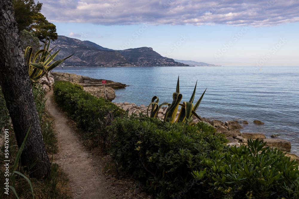 Paysage de Beaulieu-sur-Mer au Cap d'Ail depuis le sentier littoral de ...