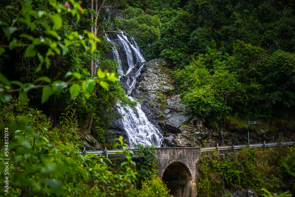 Foto de Beautiful massive waterfall next to the road; Newell Falls ...