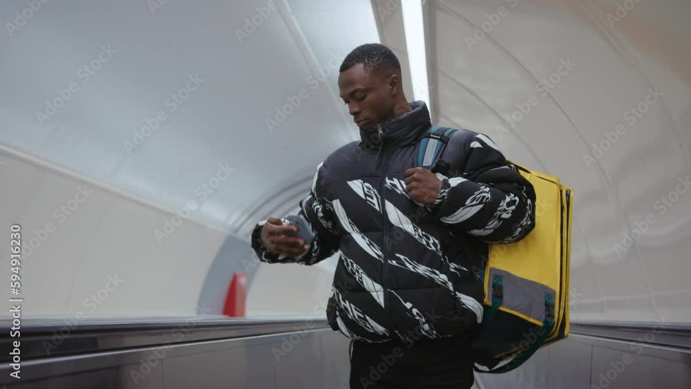 Vidéo Stock The courier takes his phone out of his pocket to see the ...