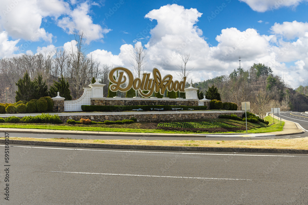 Dollywood sign near the entrance to the theme park in Pigeon Forge, TN ...