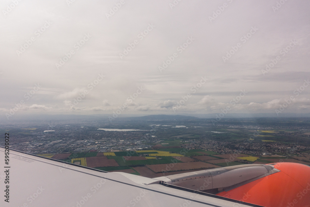 Vue aérienne d'un paysage. Vue depuis le hublot d'un avion. Vue du ciel ...