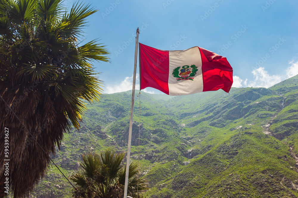 Bandera Nacional del Perú flameando en San Jerónimo de Surco ...