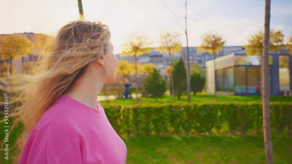 Video „Close-up female legs walk along sidewalk street of modern city ...