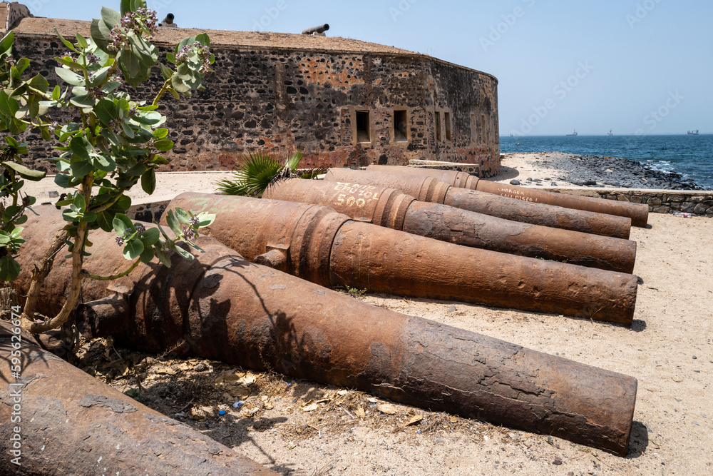 Fotografia do Stock: Les vieux canons du fort qui défendait l'île de ...