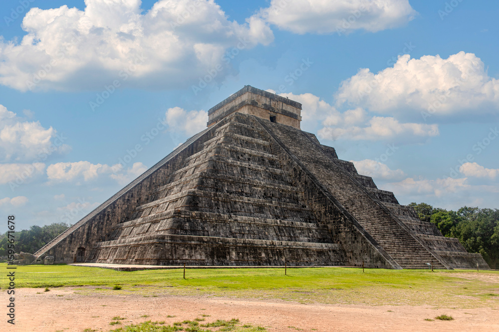 The fantastic and incredible castle (Temple of Kukulkan) of Chichen ...
