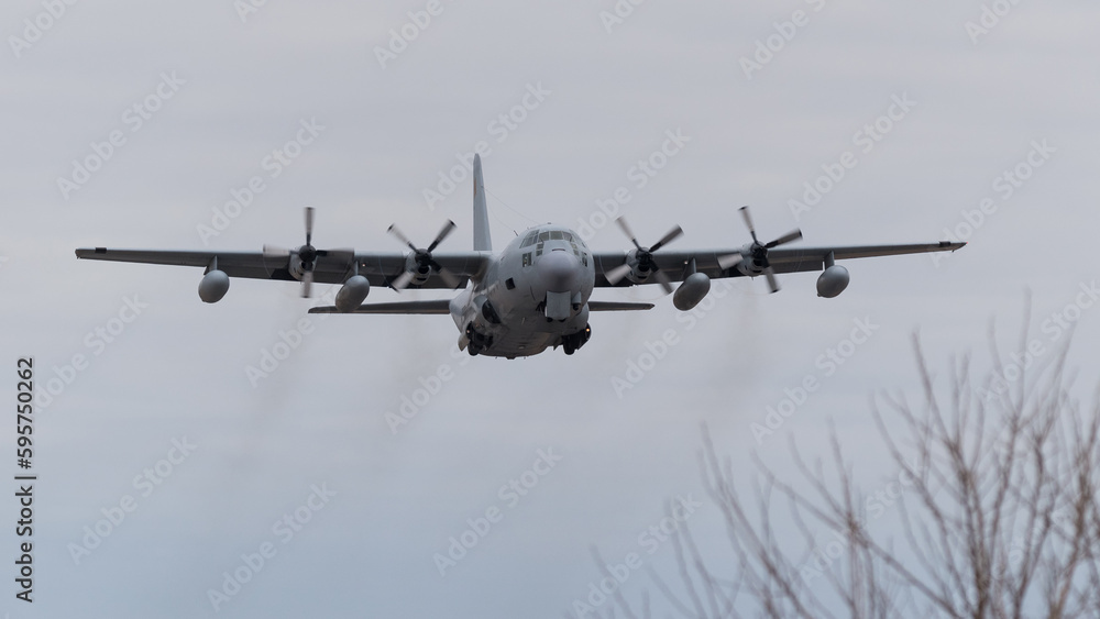 avion de transporte militar despegando en un dia nublado y gris Stock ...
