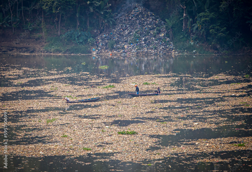 People collect trash that can be recycled and traded from the sea of ...