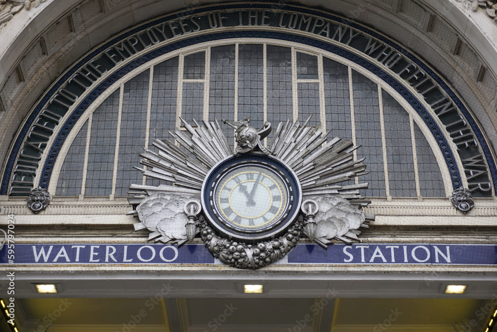 Foto de London England - 9 March 2023 - Waterloo Station clock and ...