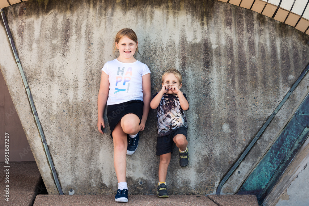 two kids posing for photos at the base of sydney opera house Stock ...