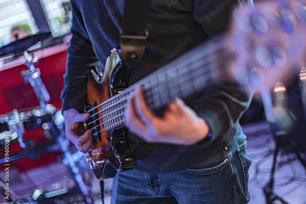Foto de Bassist's Hand on Bass Guitar Fretboard During Live Performance ...
