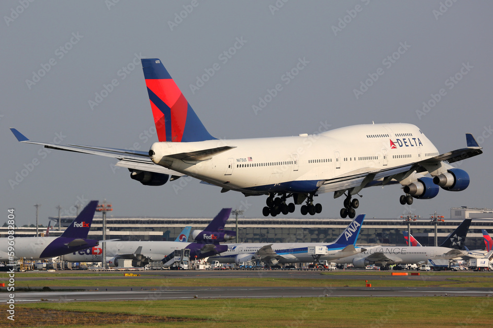 Delta Air Lines Boeing 747-400 airplane at Tokyo Narita airport foto de ...
