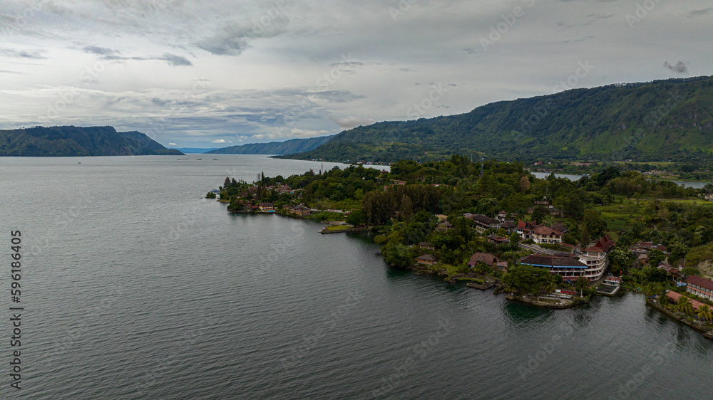 Foto de Aerial view of Tourist spot Tuk Tuk on Lake Toba and the coast ...