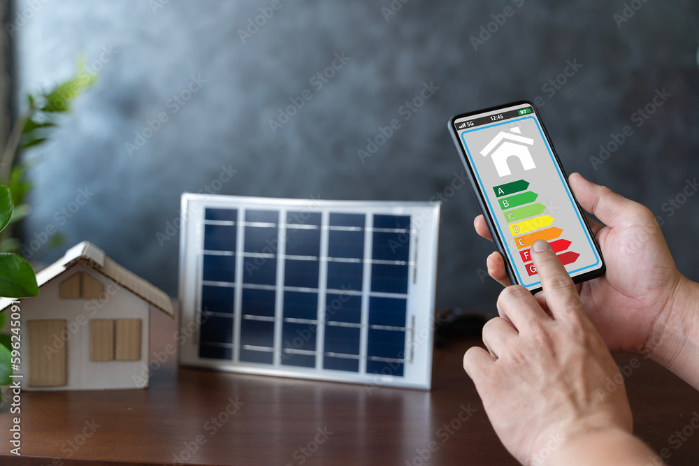 Stockfoto Smart home display and model house with solar panel, energy ...