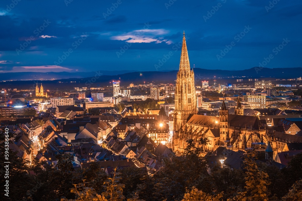 Foto de Blick auf die Stadt Freiburg (Deutschland) von oben bei ...
