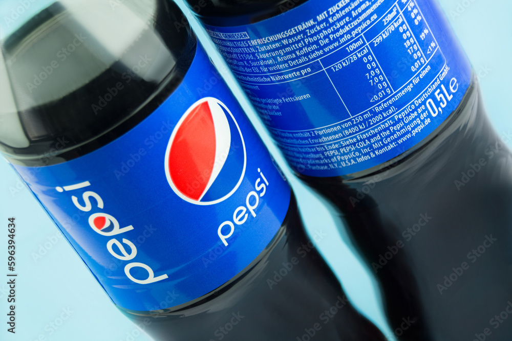 2 Flaschen Pepsi Cola und Inhaltsstoffe Stock Photo | Adobe Stock