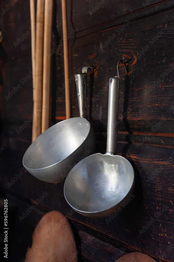 Bacówka nad Dursztynem. Metalowe chochle zawieszone na hakach na ...