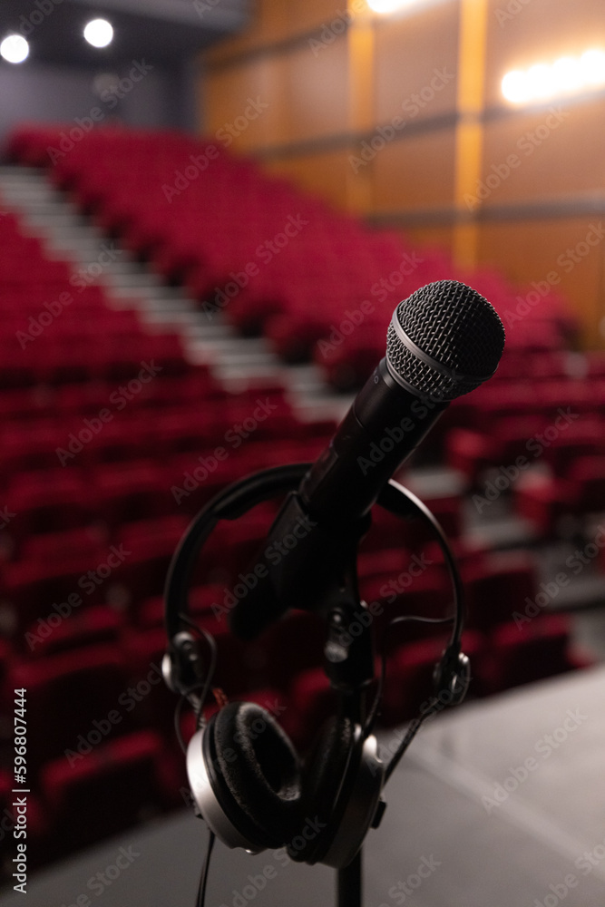 gros plan sur un micro et un casque audio sur la scène d'une salle de ...