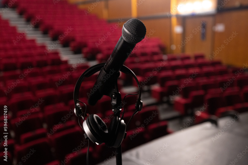 gros plan sur un micro et un casque audio sur la scène d'une salle de ...