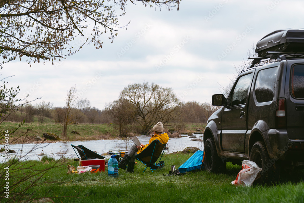 Foto de Camping in the wilderness. An off-road vehicle with a roof rack ...