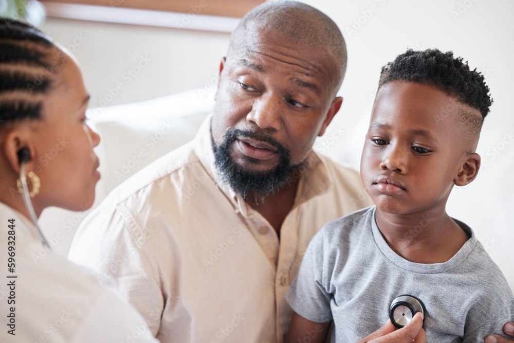 Foto de African american female paediatrician examining sick boy with ...