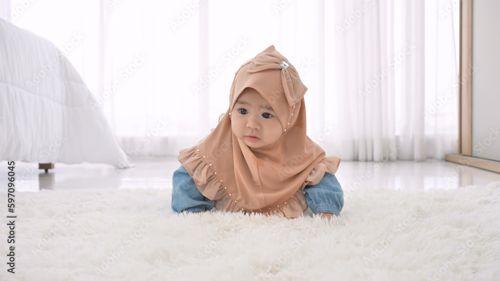 Foto de Muslim Asian, Little baby 6 months old in traditional hijab ...