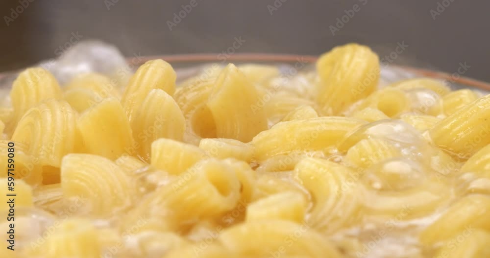 Vidéo Stock Cook the macaroni in a pot of boiling water. | Adobe Stock