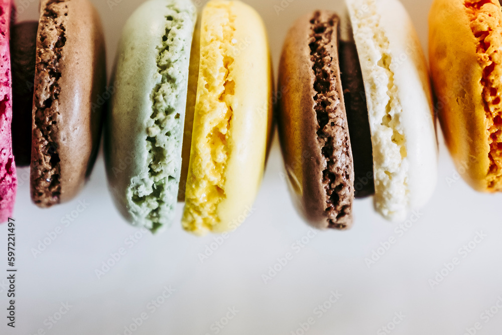 Assortiment de macarons colorés au chocolat framboise orange vanille ...