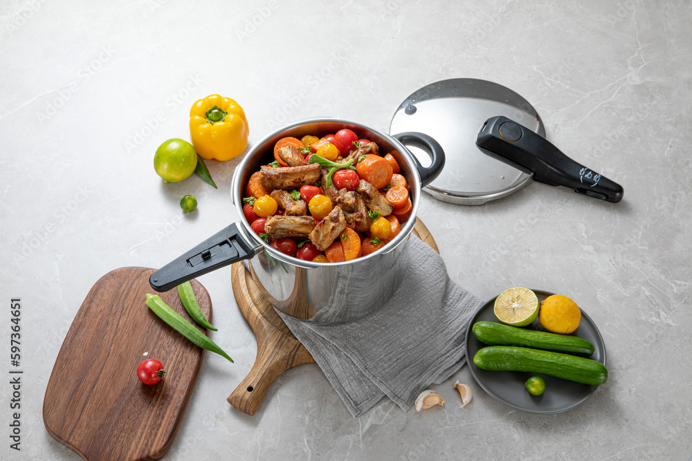 The scene of using a pressure cooker to make soup and cook dishes in ...