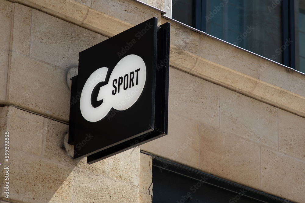 Foto de Go Sport logo brand and sign text front facade wall store ...