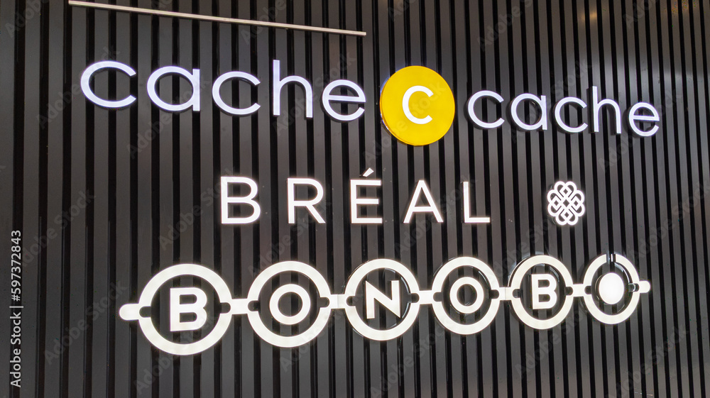 Cache Cache bonobo breal brand sign and logo text chain wall facade of ...