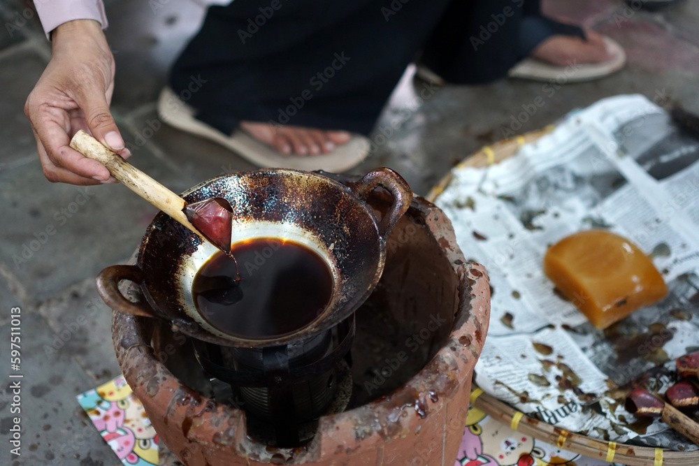 Foto de Tjanting or Canting is a pen-like tool used to apply liquid hot ...