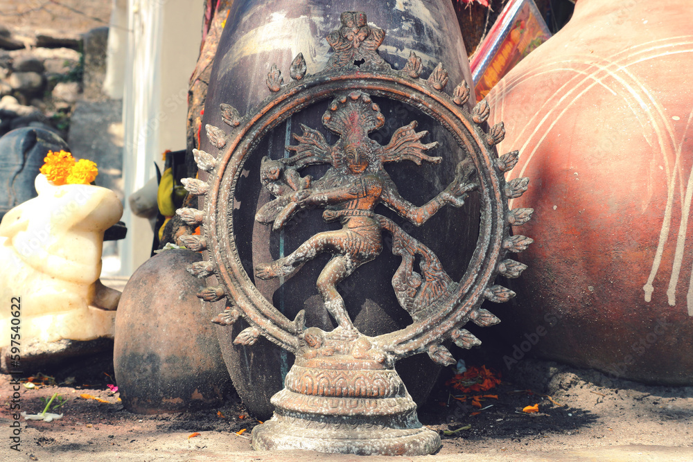 Foto de Tandava Shiva dancing on a traditional Hindu altar under a tree ...
