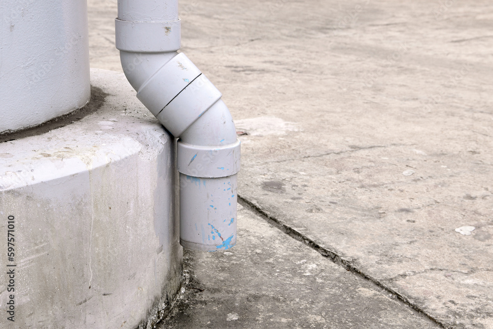 Foto de drain pipe joint beside base of concrete column of large ...