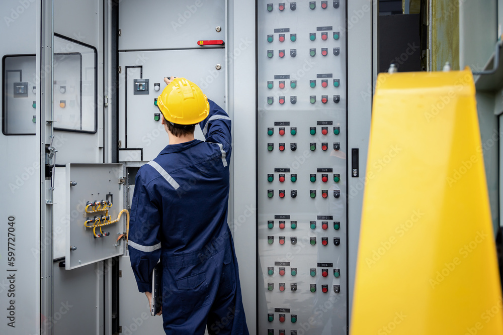 Foto de Electrical engineer working in control room. Electrical ...