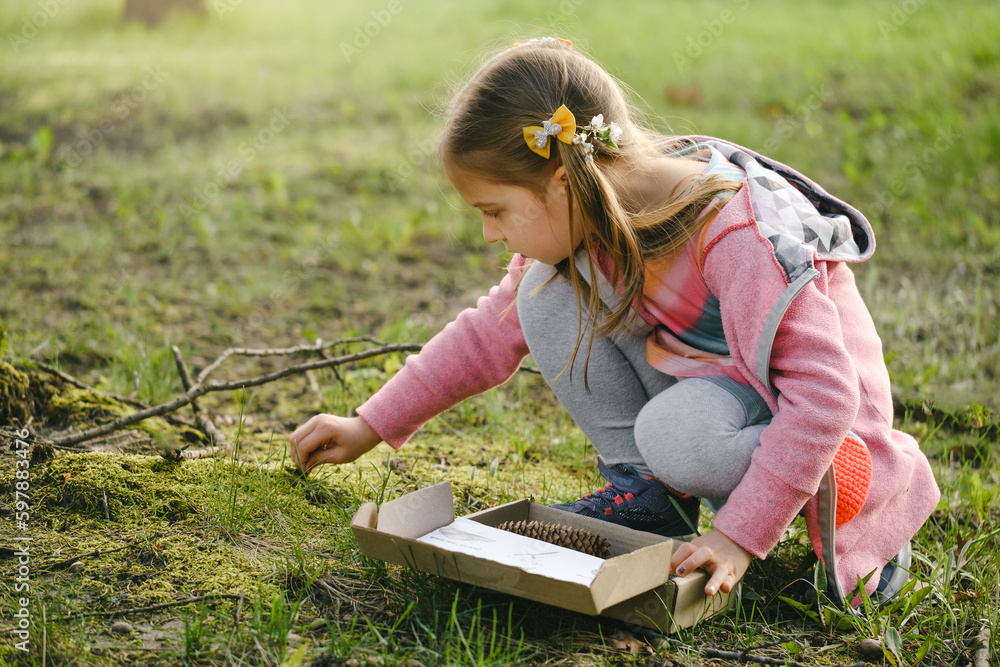 Scavenger hunt for kid in the park. Girl learning about environment ...