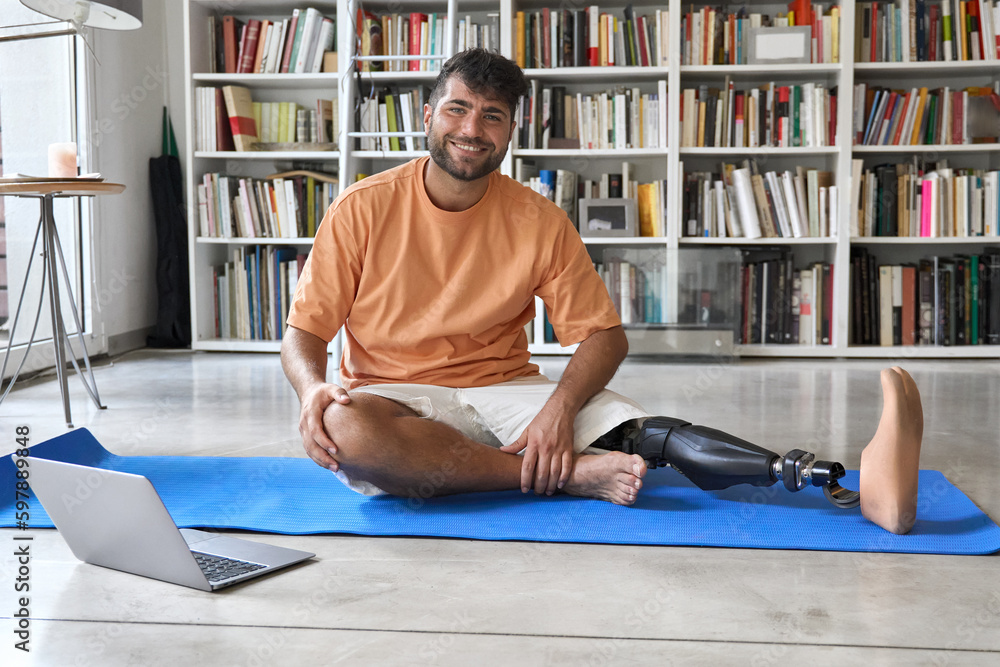 Foto de Sporty fit young man amputee with prosthetic leg disability ...