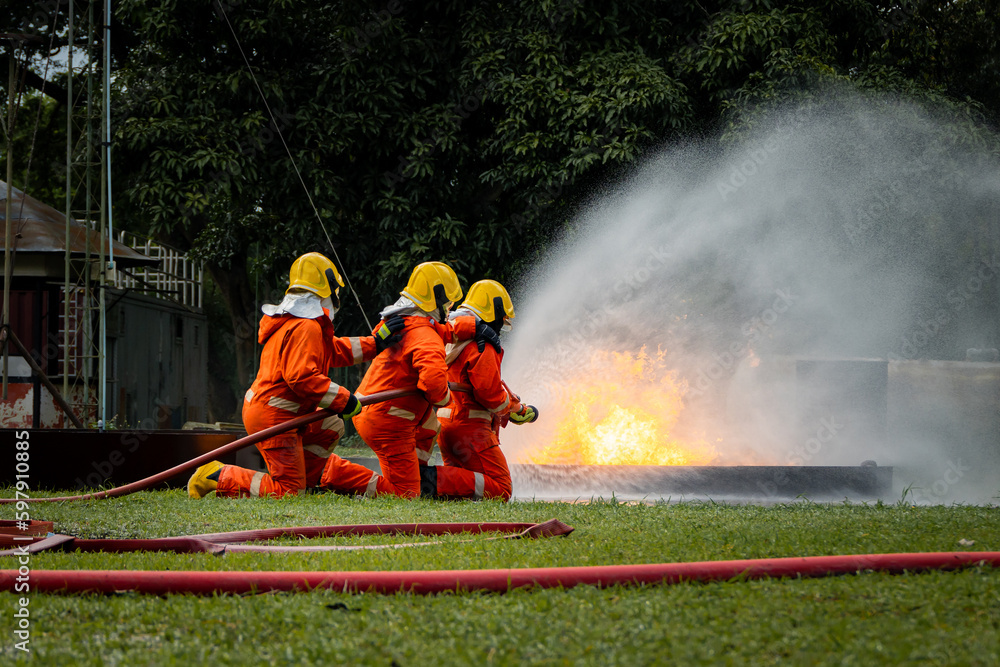Foto de Firefighter Concept. Fireman using water and extinguisher to ...