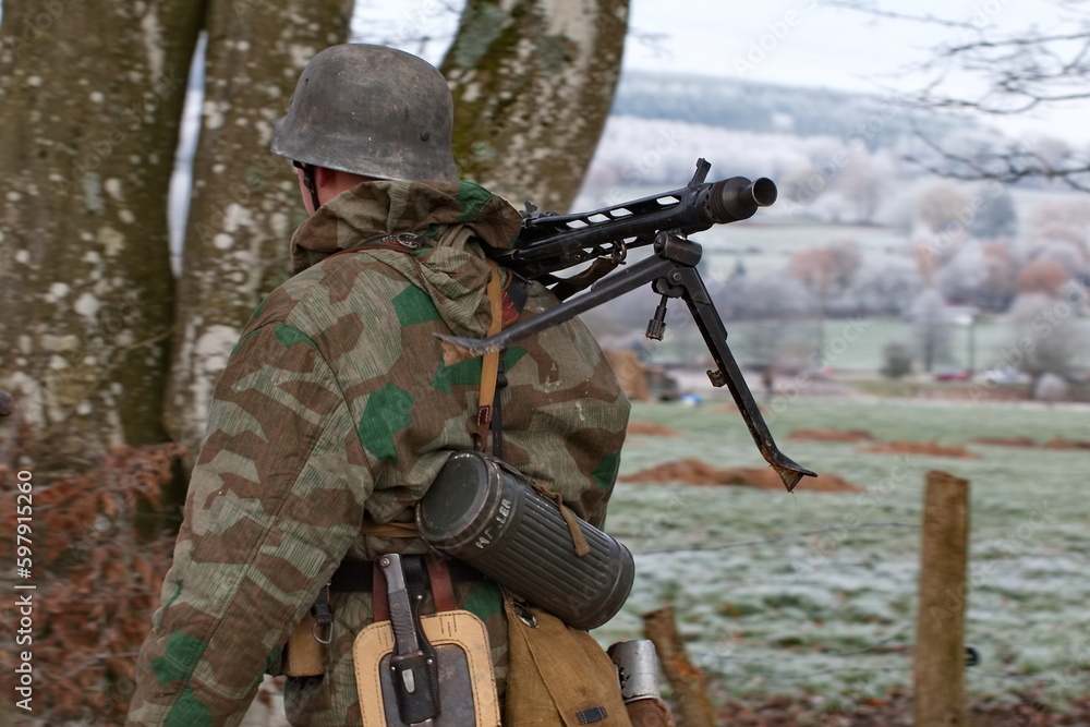 Weltkrieg Weltkrieg 2 WWII Rückzug Maschinengewehr MG Soldat auf dem ...
