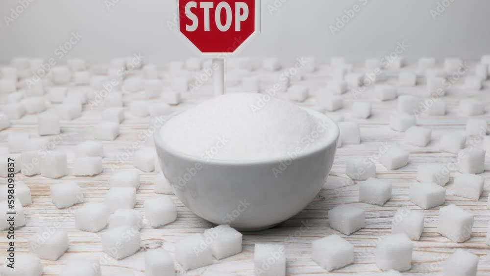 Vidéo Stock Stop sign on a table with a bowl full of sugar and sugar ...