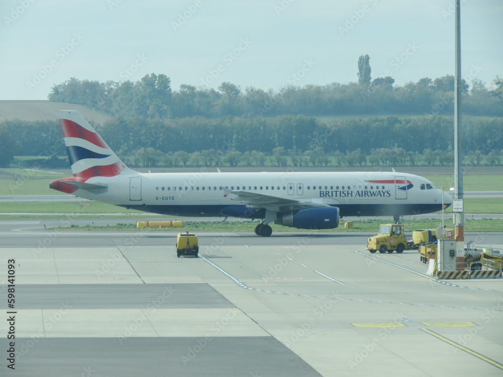 British Airways Airbus A320 taxiing in Vienna Schwechat Stock Photo ...