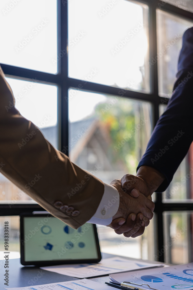 Businessmen shake hands with customers in modern conference rooms, team ...