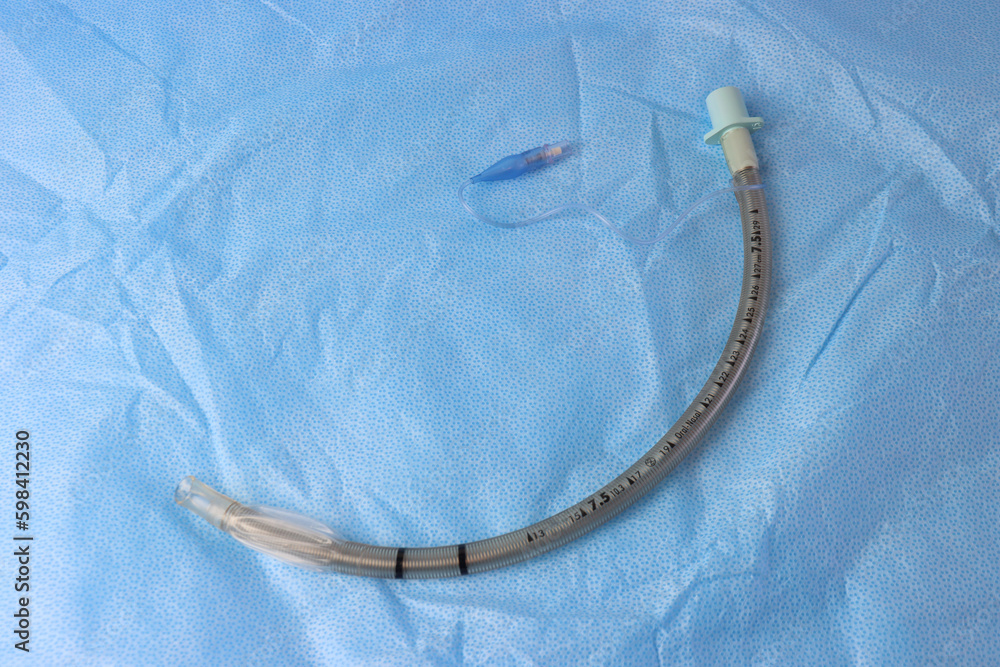 Foto de Armored( re-inforced)endotracheal tube above a surgical surface ...