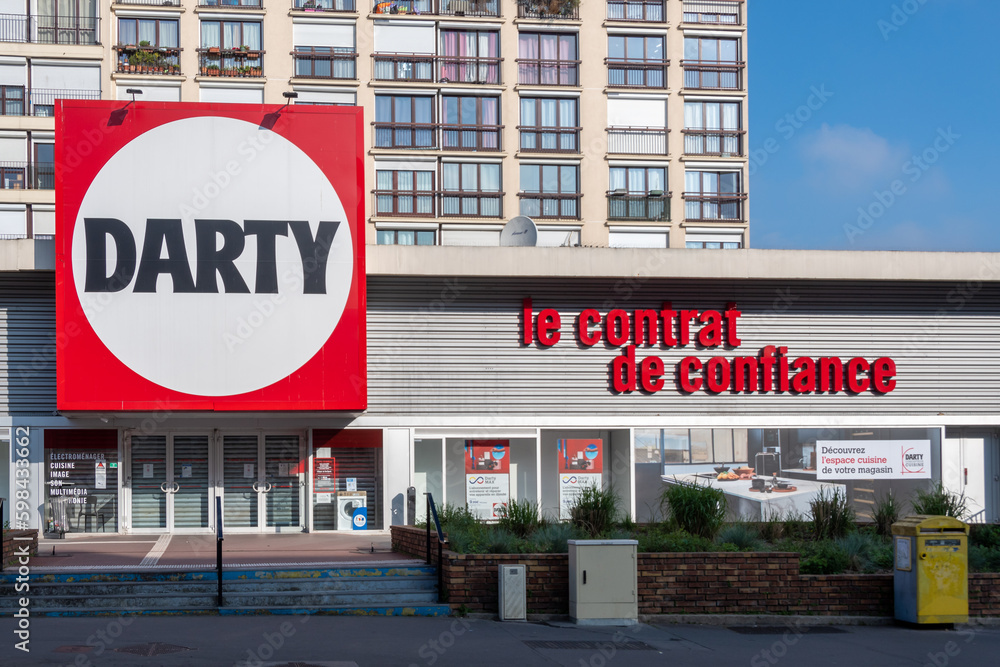Châtillon, France - 1er mai 2023: Vue extérieure d'un magasin Darty ...