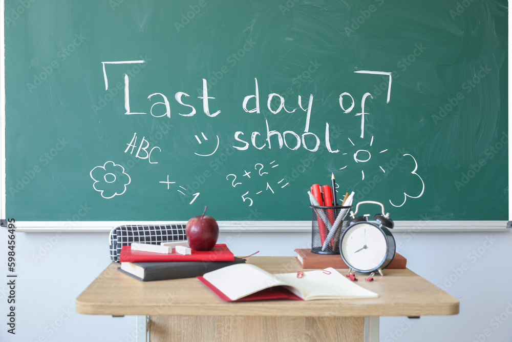 Text LAST DAY OF SCHOOL with drawings on blackboard in classroom Stock ...