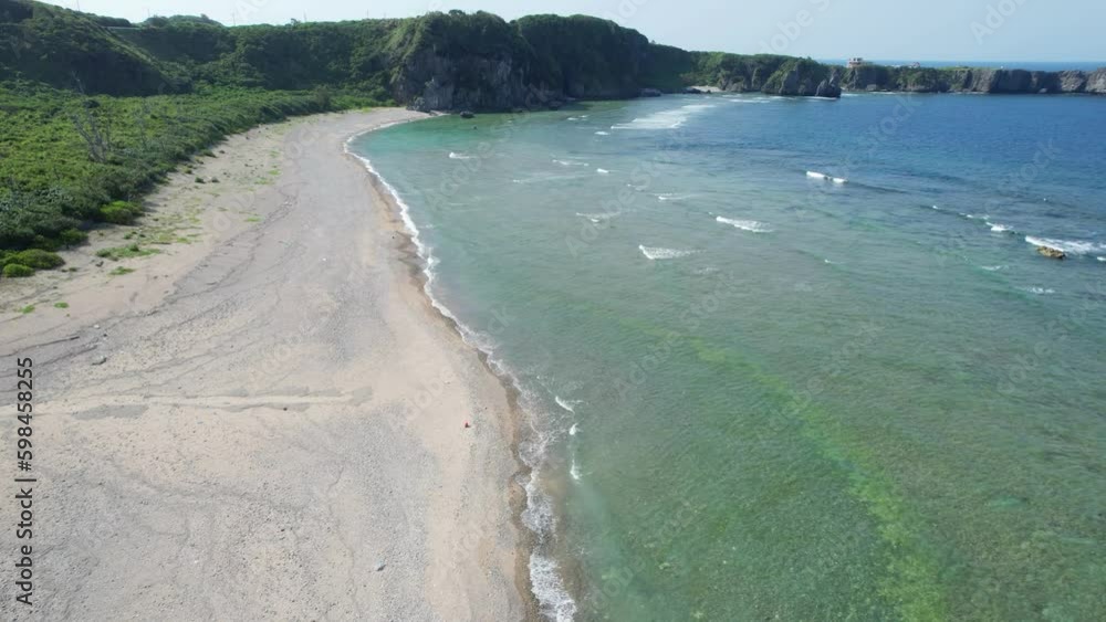 沖縄本島の国頭郡国頭村辺戸にある辺戸岬や宇佐浜ビーチをドローンで撮影する風景 Scenery of Cape Hedo and Usahama ...