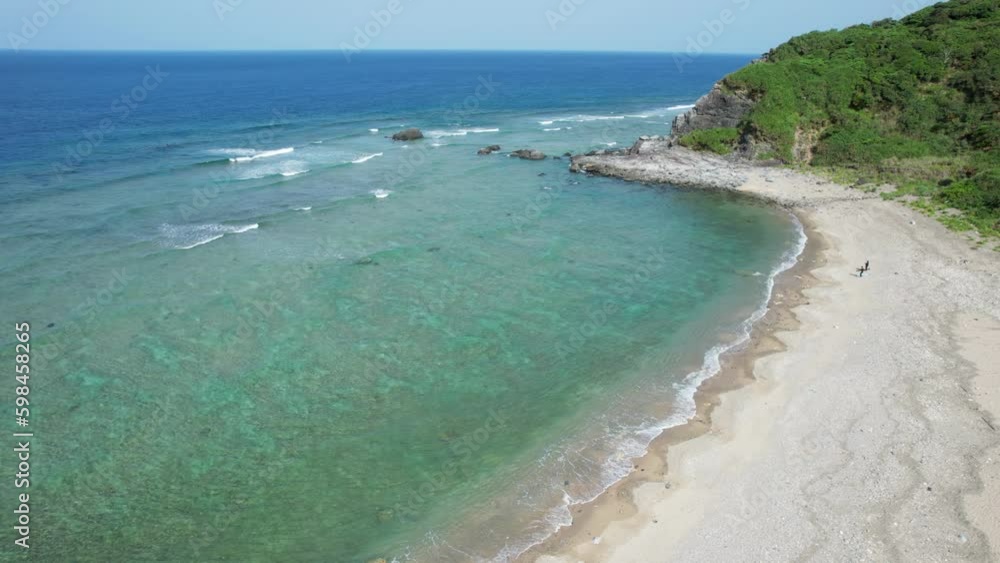 沖縄本島の国頭郡国頭村辺戸にある辺戸岬や宇佐浜ビーチをドローンで撮影する風景 Scenery of Cape Hedo and Usahama ...